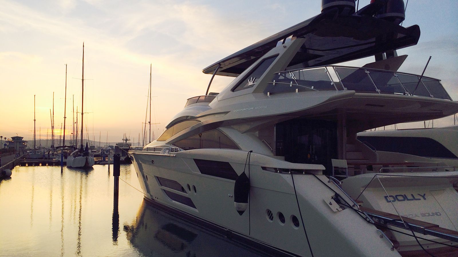 Dominator improves on D800 yacht with new launch